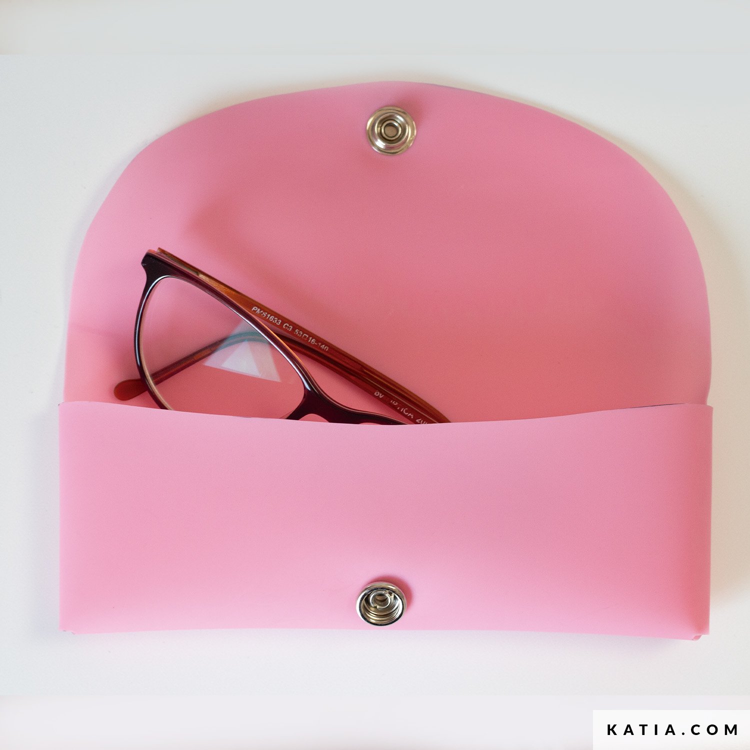 Pattern and video tutorial for making a glasses case | Katia.com