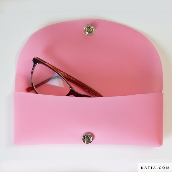 Pattern and video tutorial for making a glasses case | Katia.com
