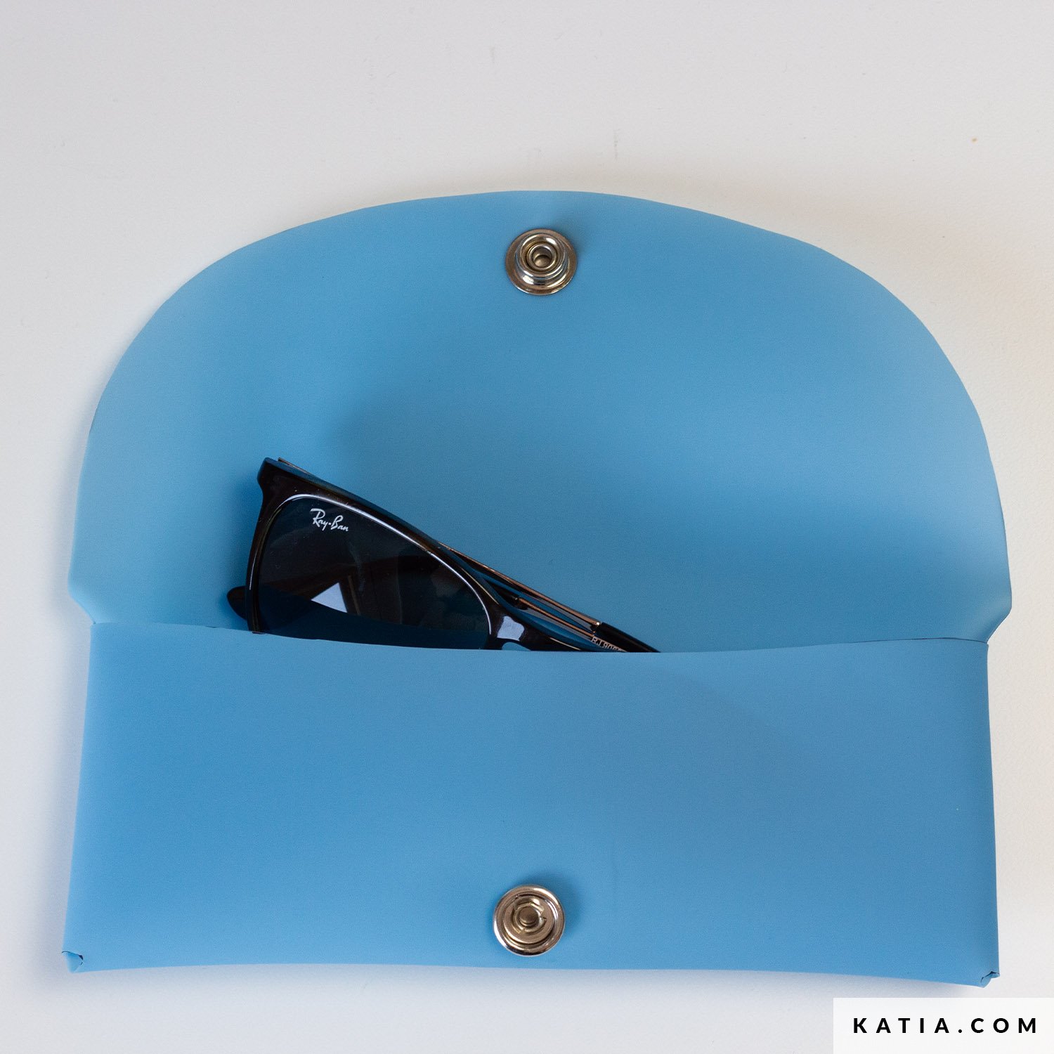 Pattern and video tutorial for making a glasses case | Katia.com