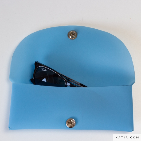 Pattern and video tutorial for making a glasses case | Katia.com