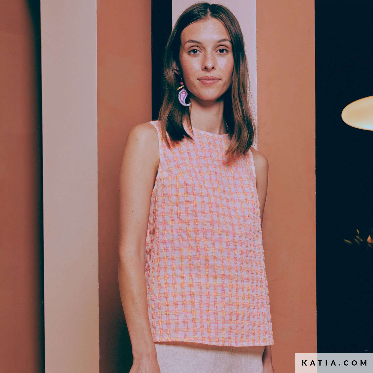 Patron de couture PDF top sans manche boutonné dans le dos | Katia.com