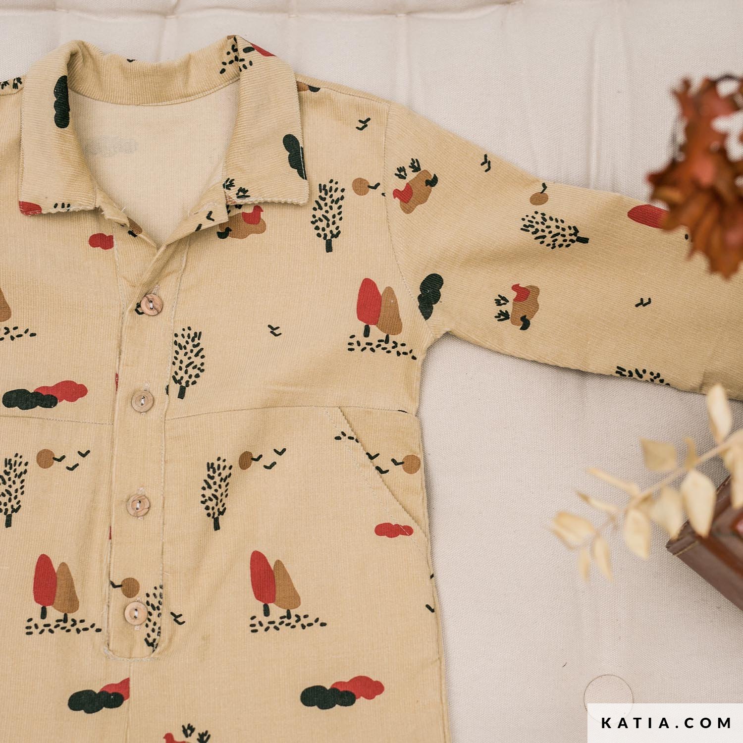Baby onsie with shirt collar and front button fastening | Katia.com