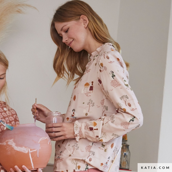 Blouse met knopen en gerimpeld detail bij de kraag | Katia.com