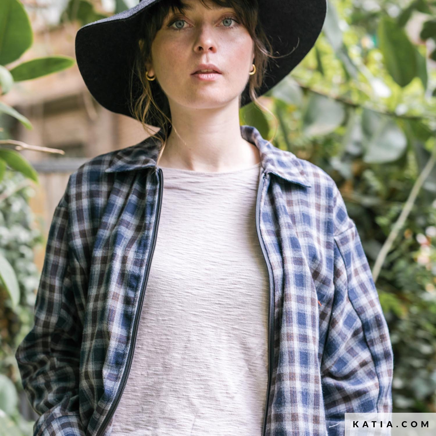 Jacke mit Kragen, Reißverschluss und Taschen | Katia.com