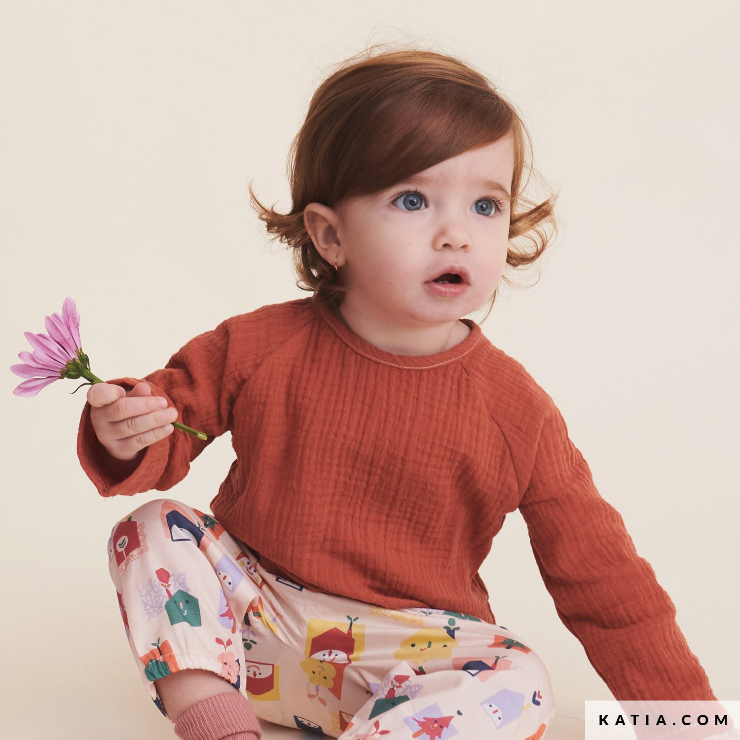 Back button-up baby tee sewing pattern | Katia.com