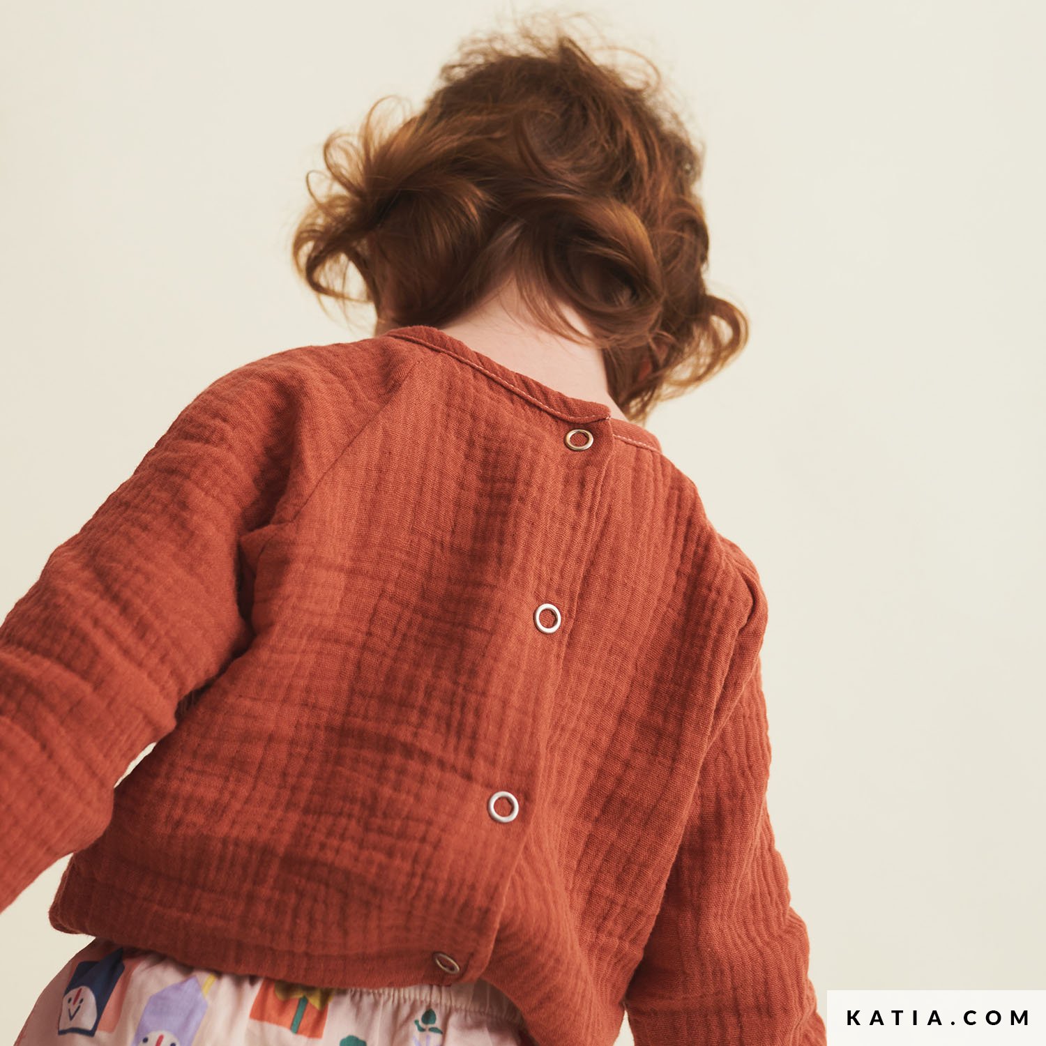 Back button-up baby tee sewing pattern | Katia.com