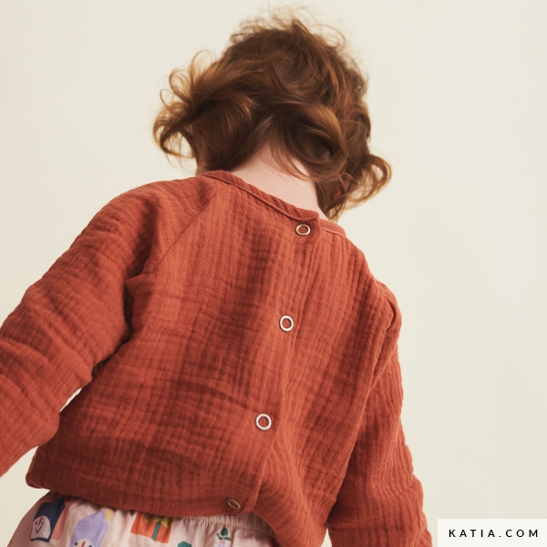 Back button-up baby tee sewing pattern | Katia.com