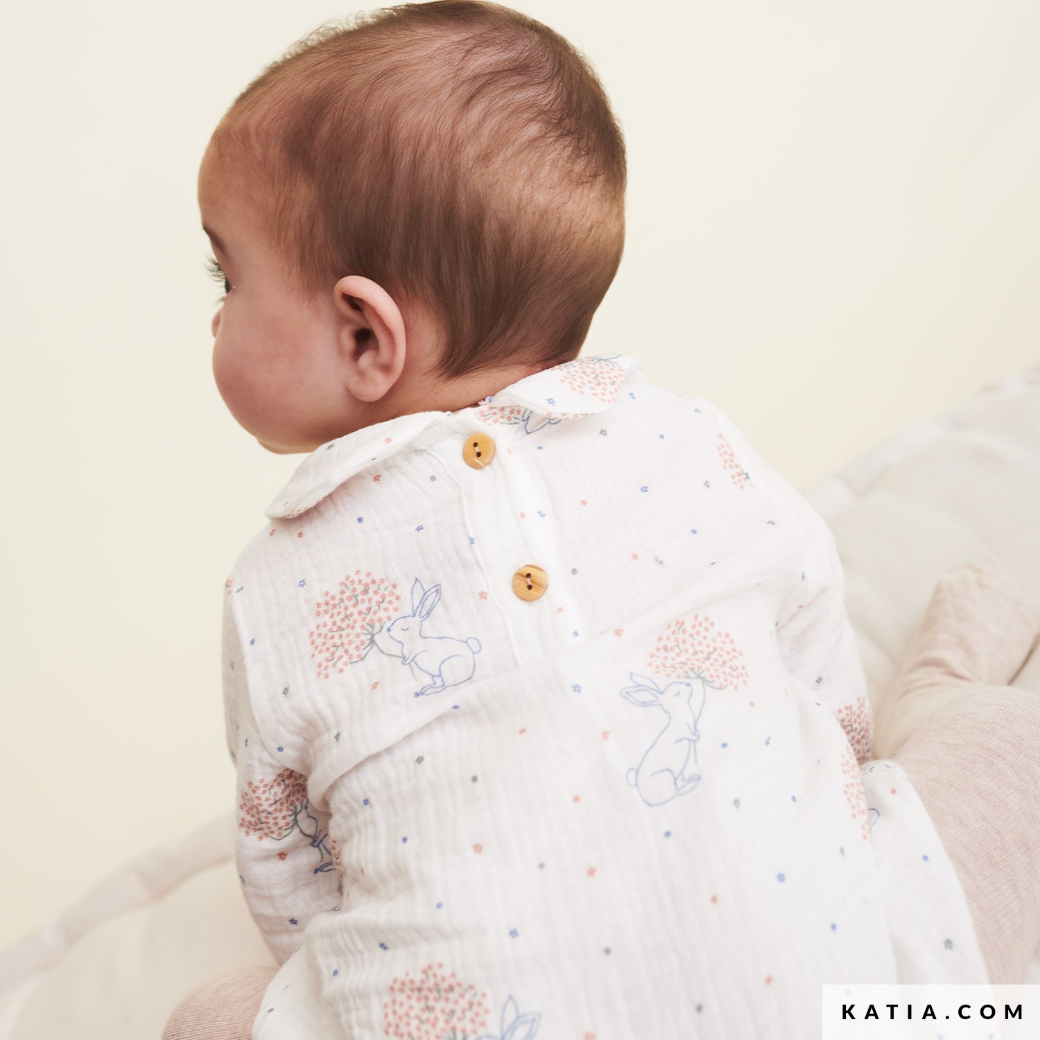Patron de couture body bébé avec un col Claudine | Katia.com