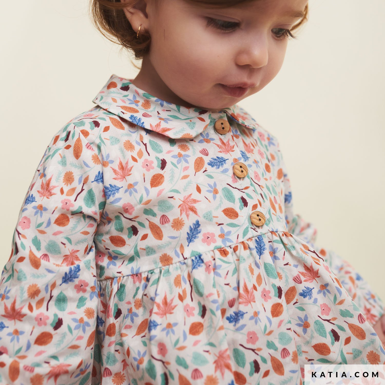 Patron de couture robe bébé avec un col Claudine | Katia.com