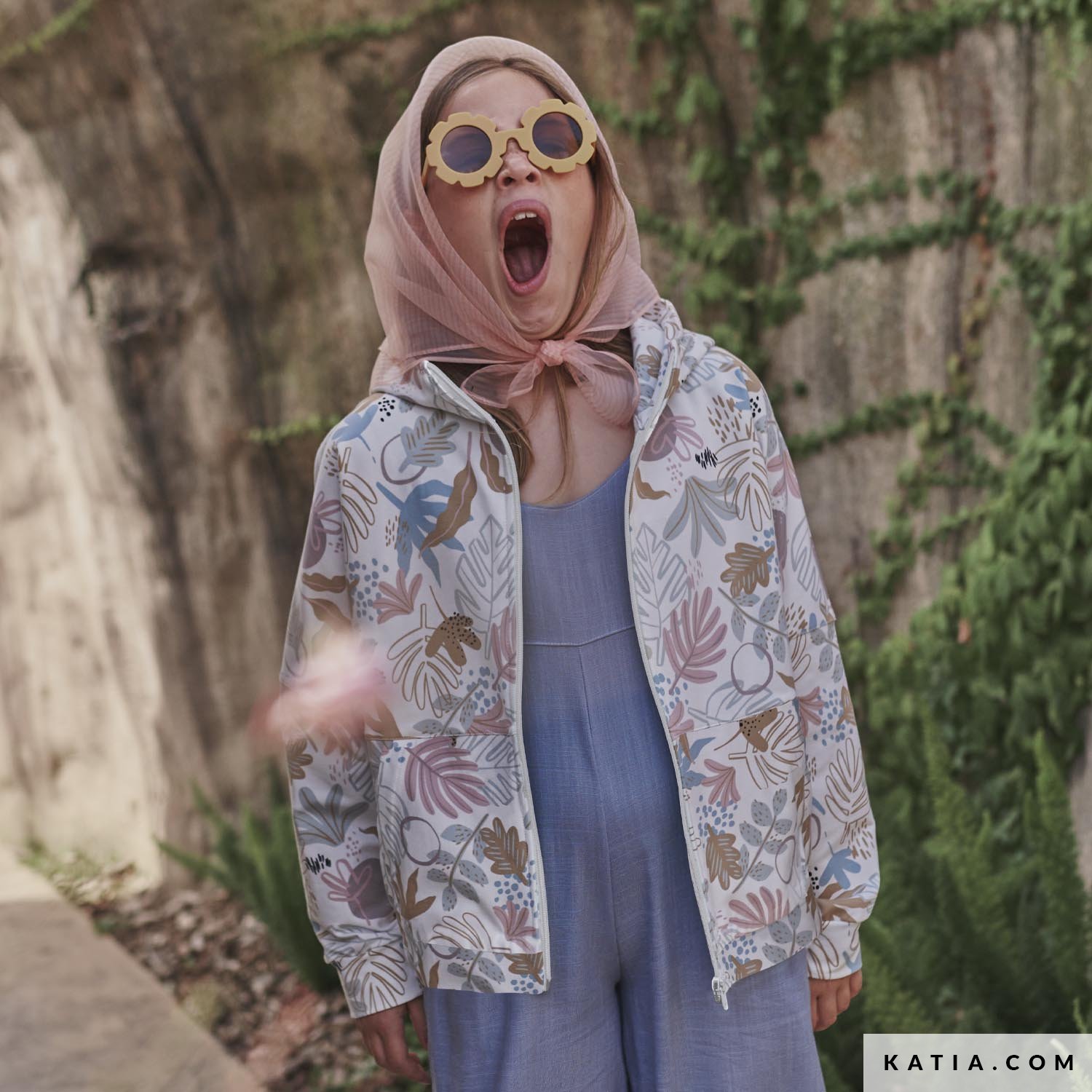 Hooded zip-up sweatshirt sewing pattern | Katia.com