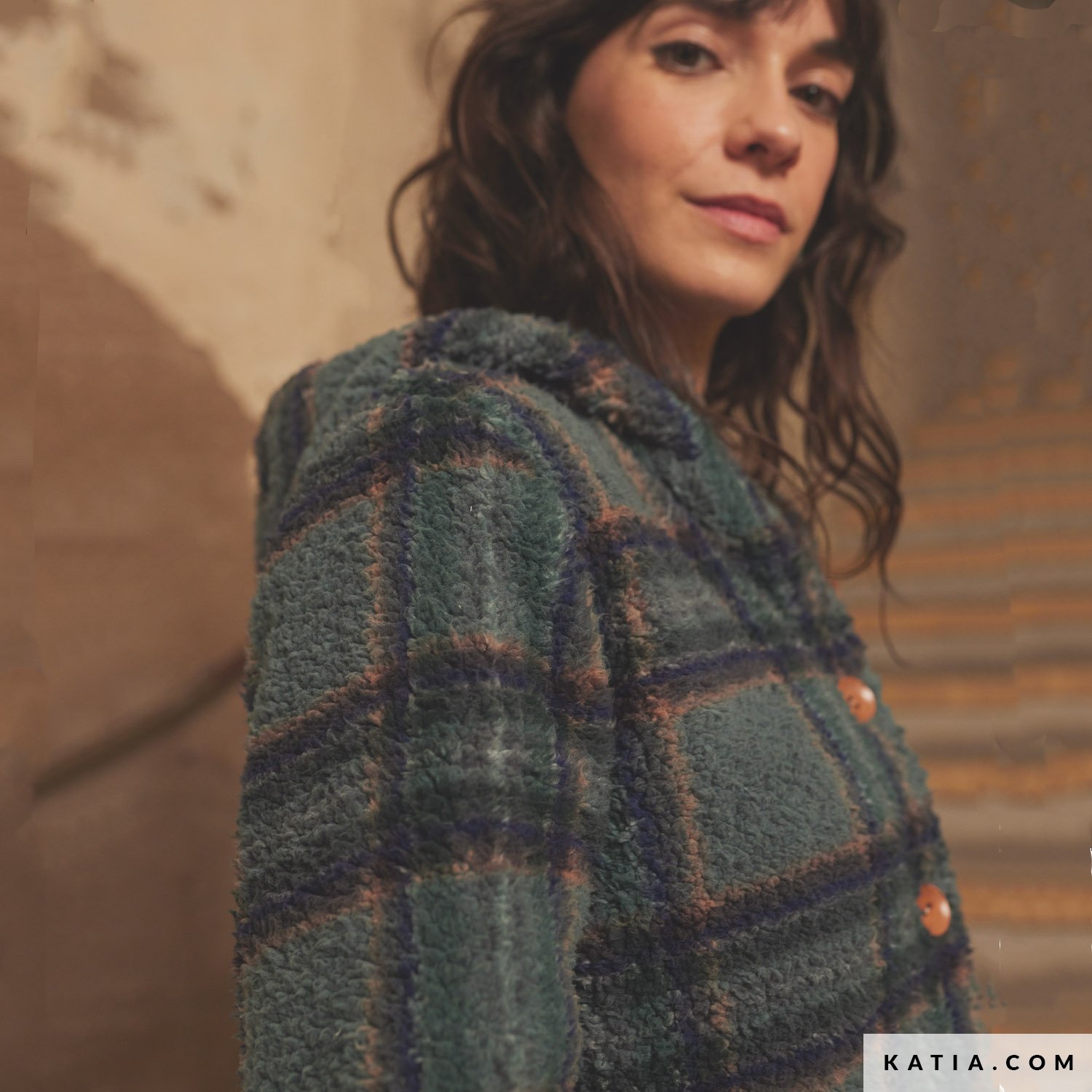 Naaipatroon voor een damesjas met capuchon | Katia.com