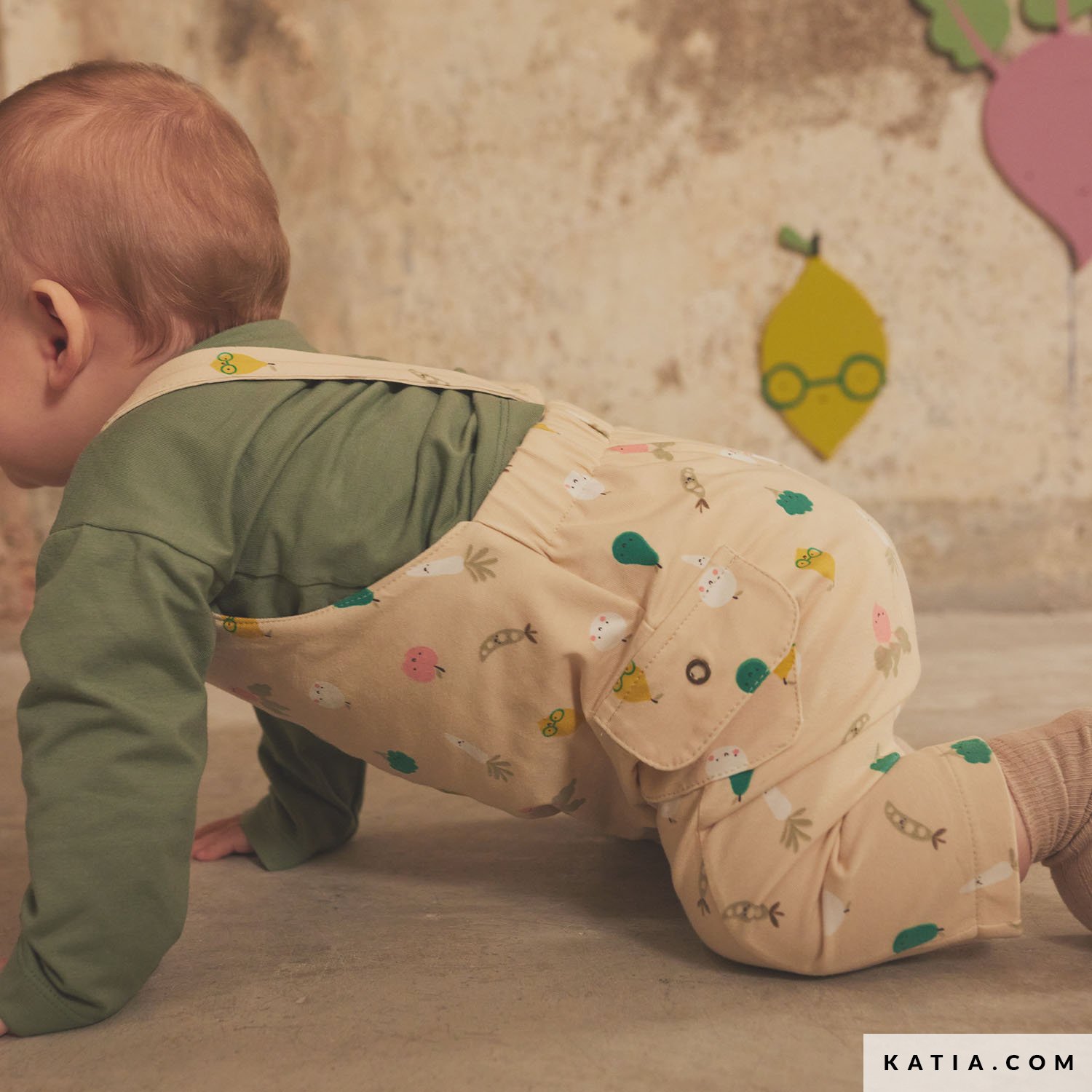 Schnittmuster für ein Baby-Latzhose mit gekreuzten Trägern | Katia.com