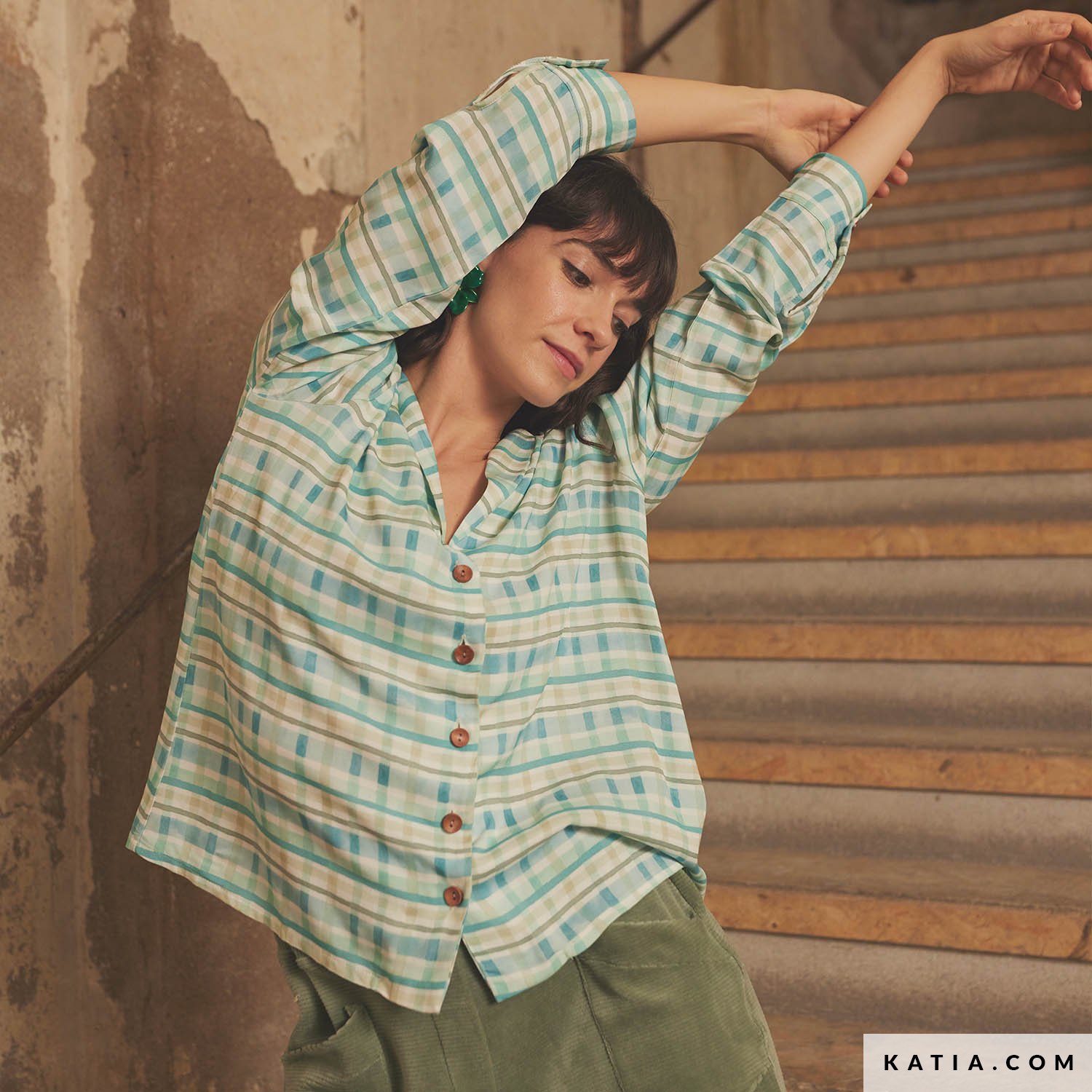 Sewing pattern for a women’s collared shirt | Katia.com
