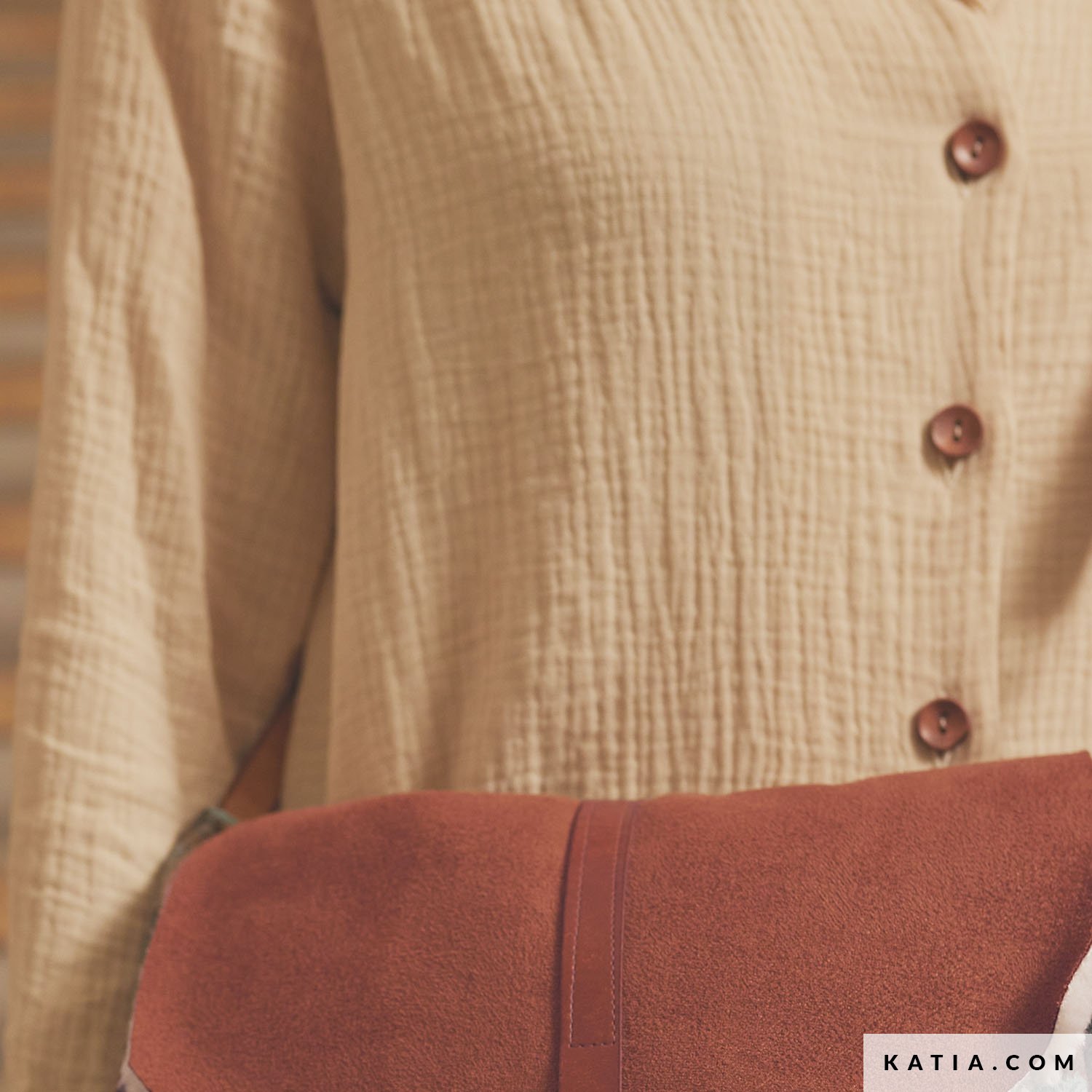 Sewing pattern for a women’s collared shirt | Katia.com