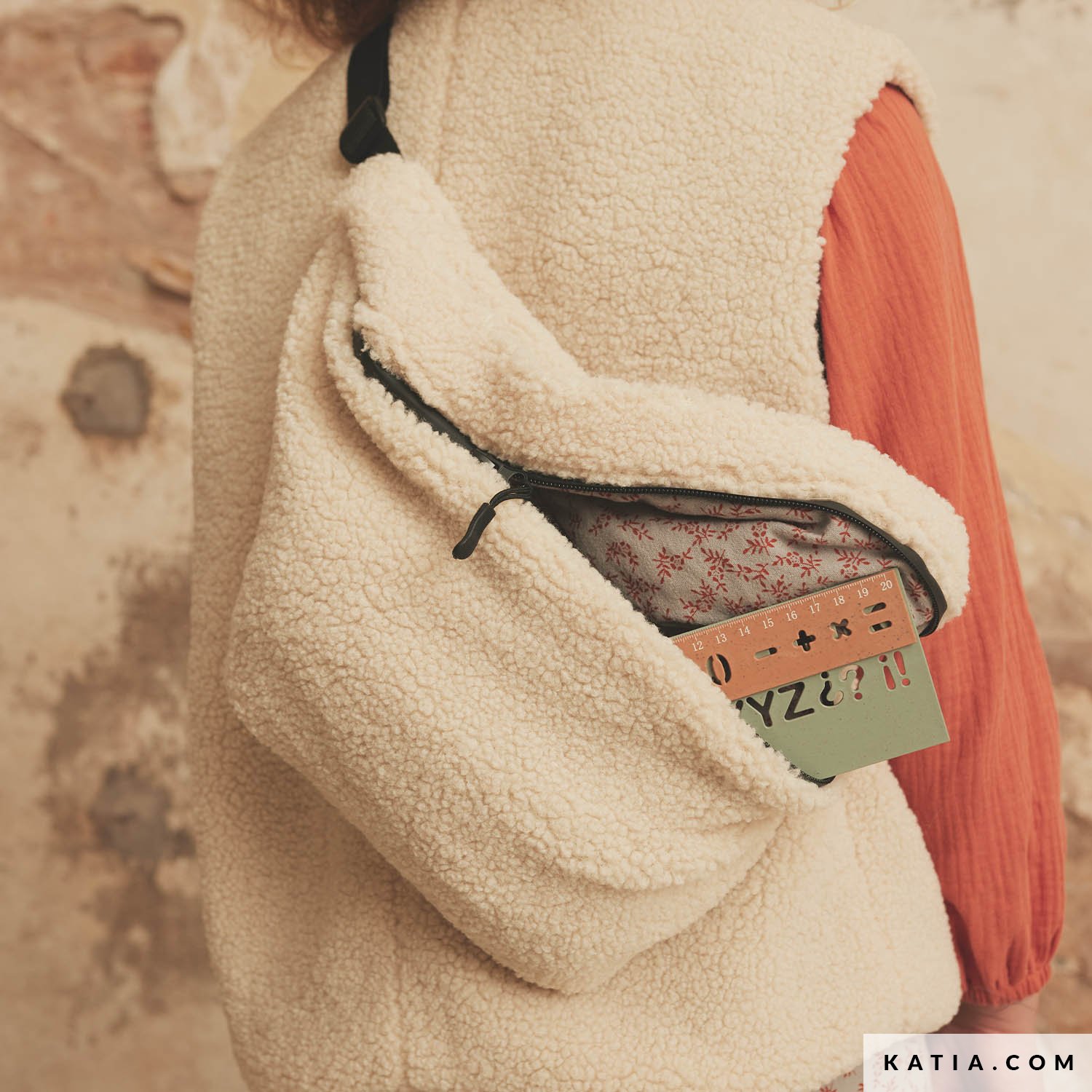 Sewing pattern for a women’s large fanny pack | Katia.com