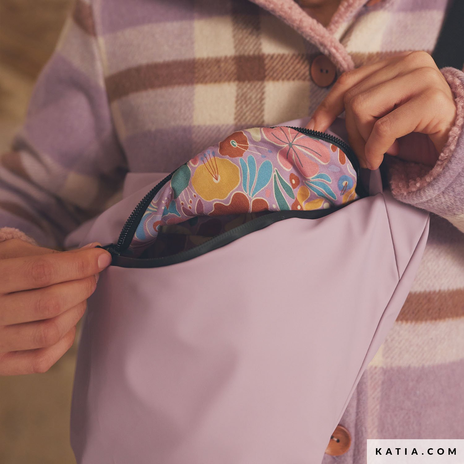 Sewing pattern for a women’s large fanny pack | Katia.com