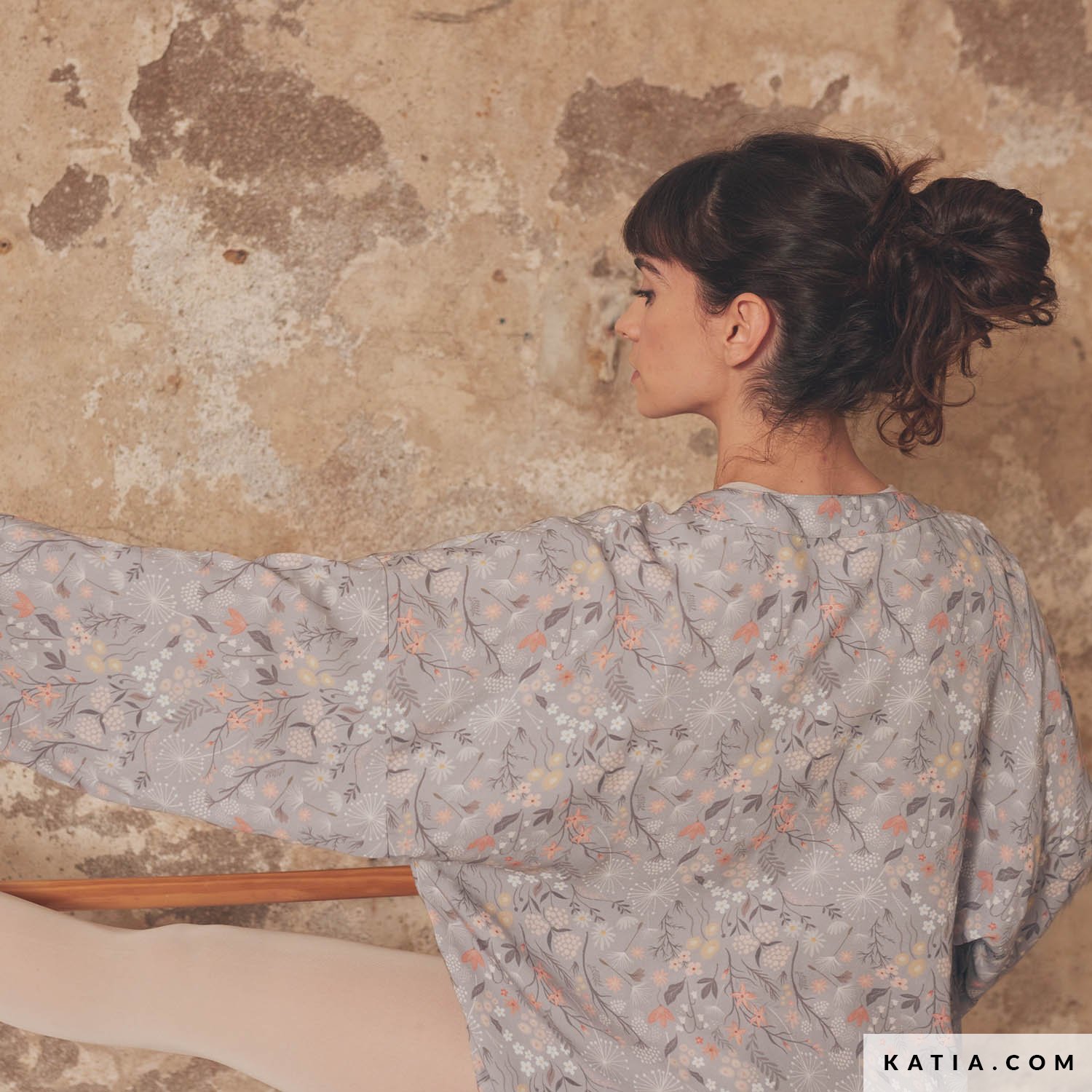 Sewing pattern for a women’s short kimono | Katia.com