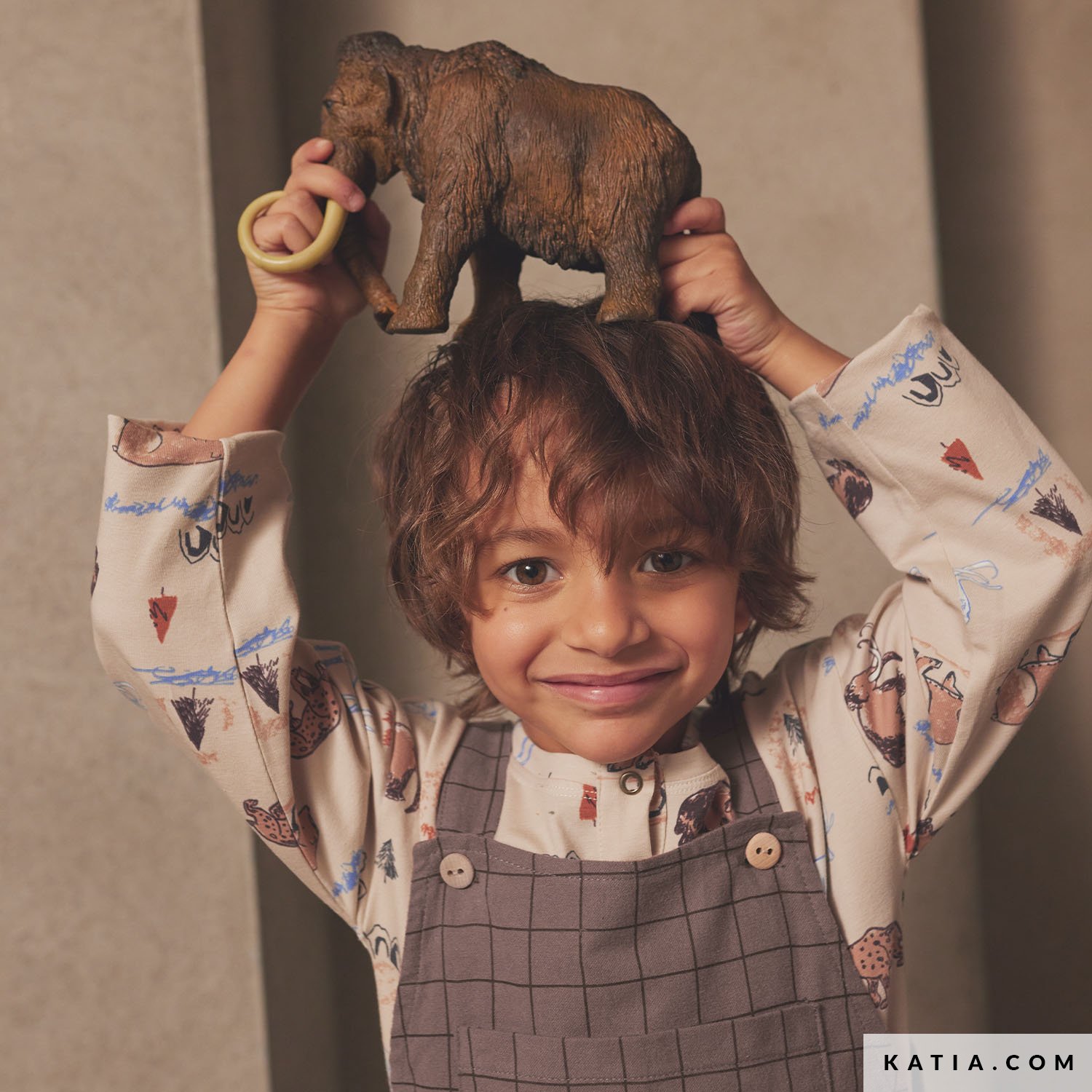Sewing pattern for long dungarees with pockets | Katia.com