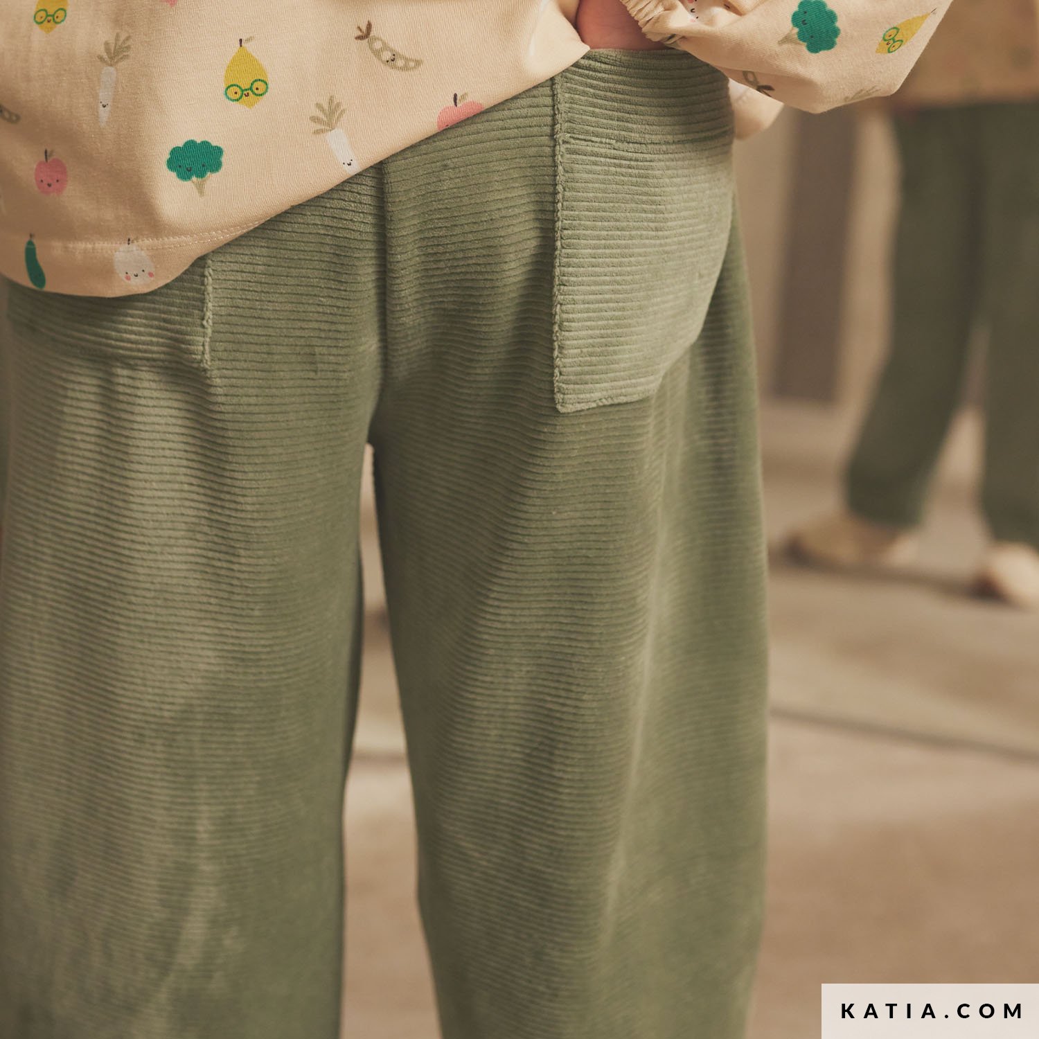 Sewing pattern for straight pants with elastic waistband | Katia.com