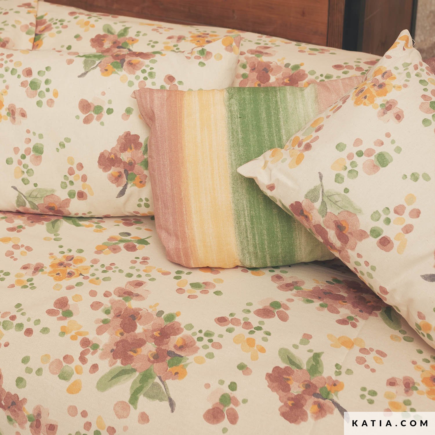 Watercolor flowers recycled canvas fabric - | Katia.com