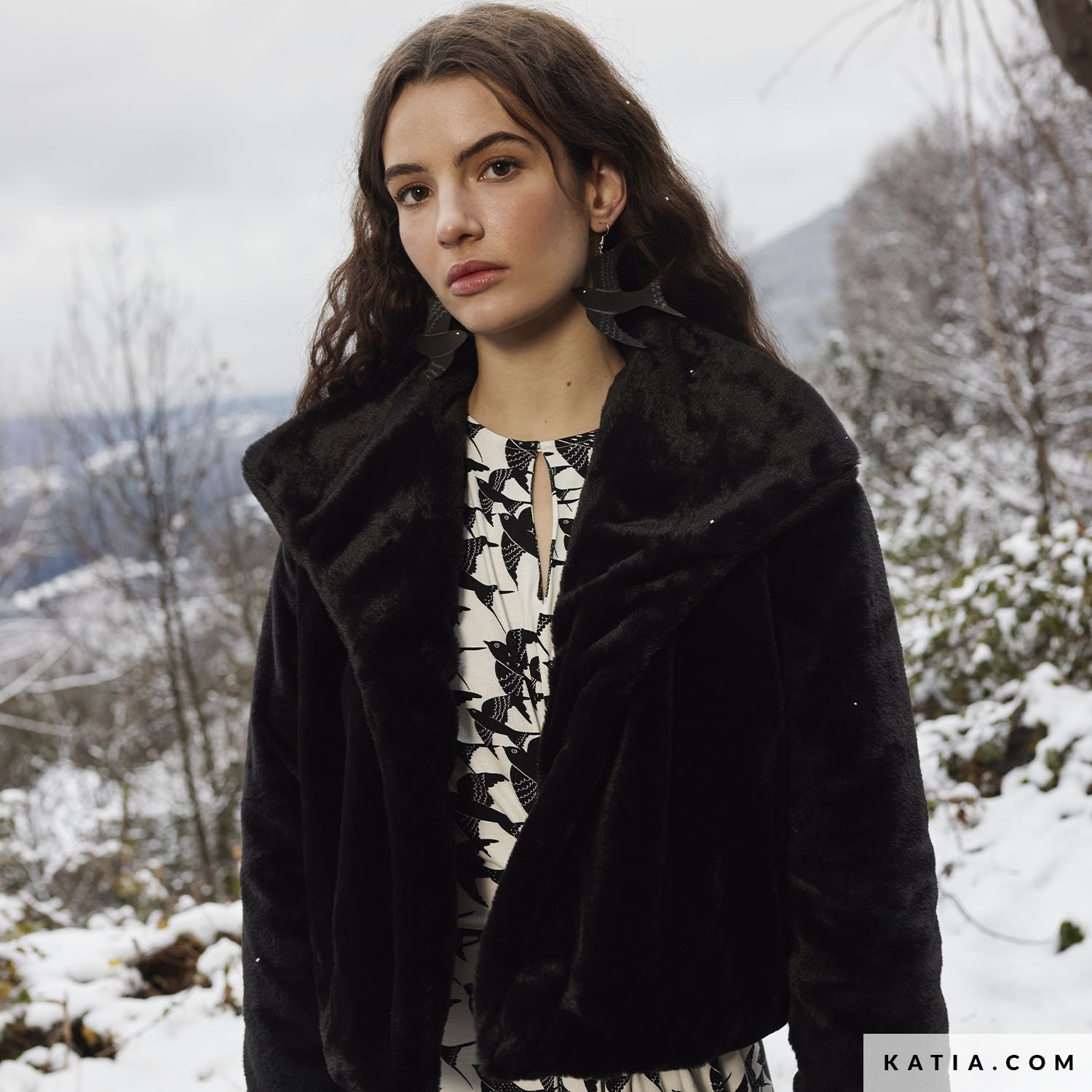 Black short-pile faux fur polar fleece fabric - Autumn / Winter | Katia.com