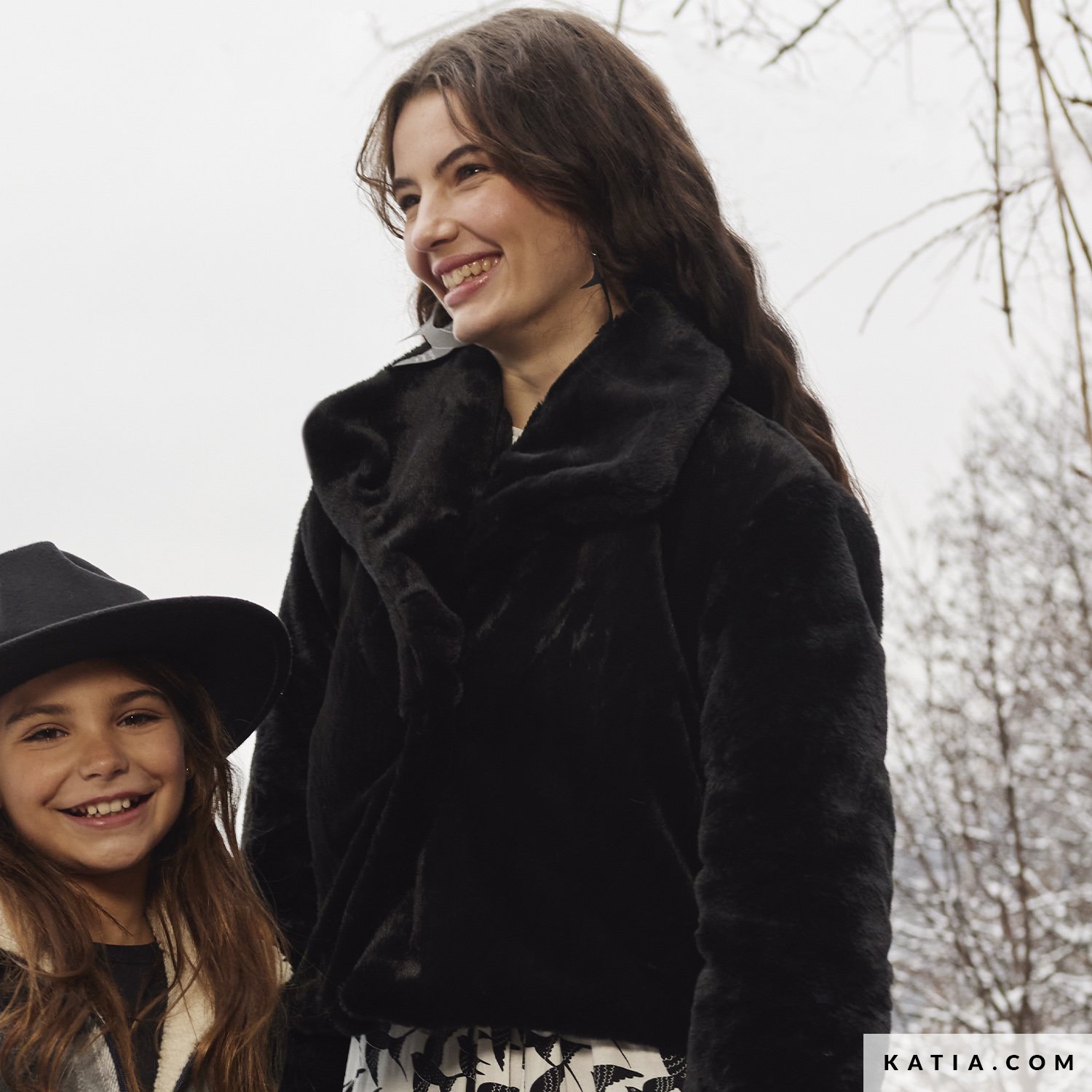 Black short-pile faux fur polar fleece fabric - Autumn / Winter | Katia.com