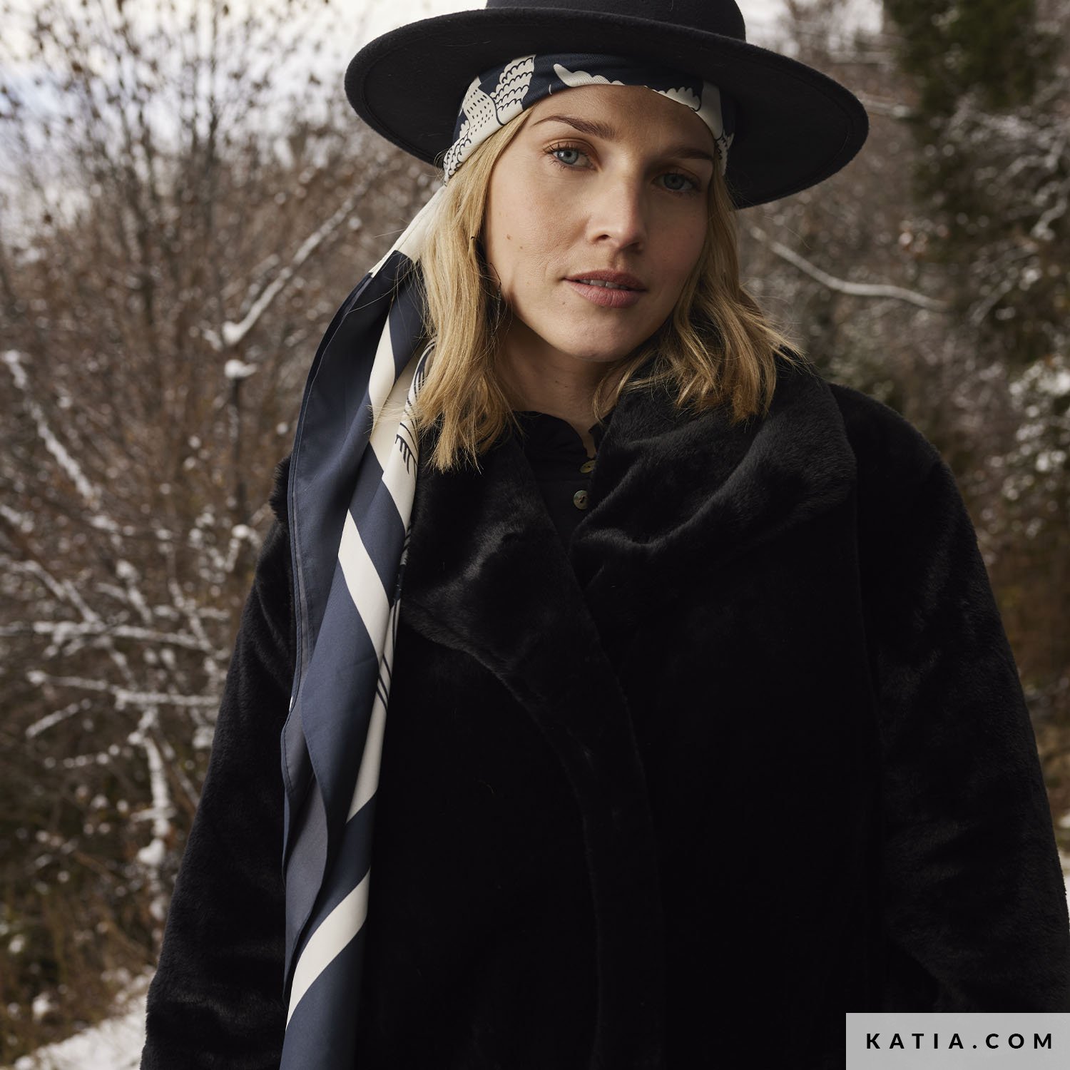 Black short-pile faux fur polar fleece fabric - Autumn / Winter | Katia.com