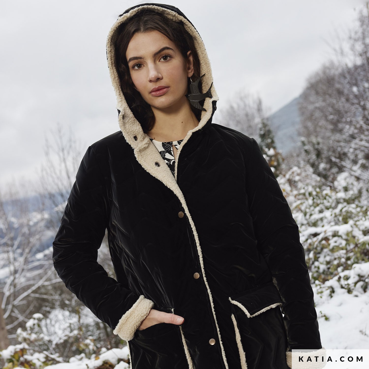 Black Peachskin padded technical fabric - Autumn / Winter | Katia.com