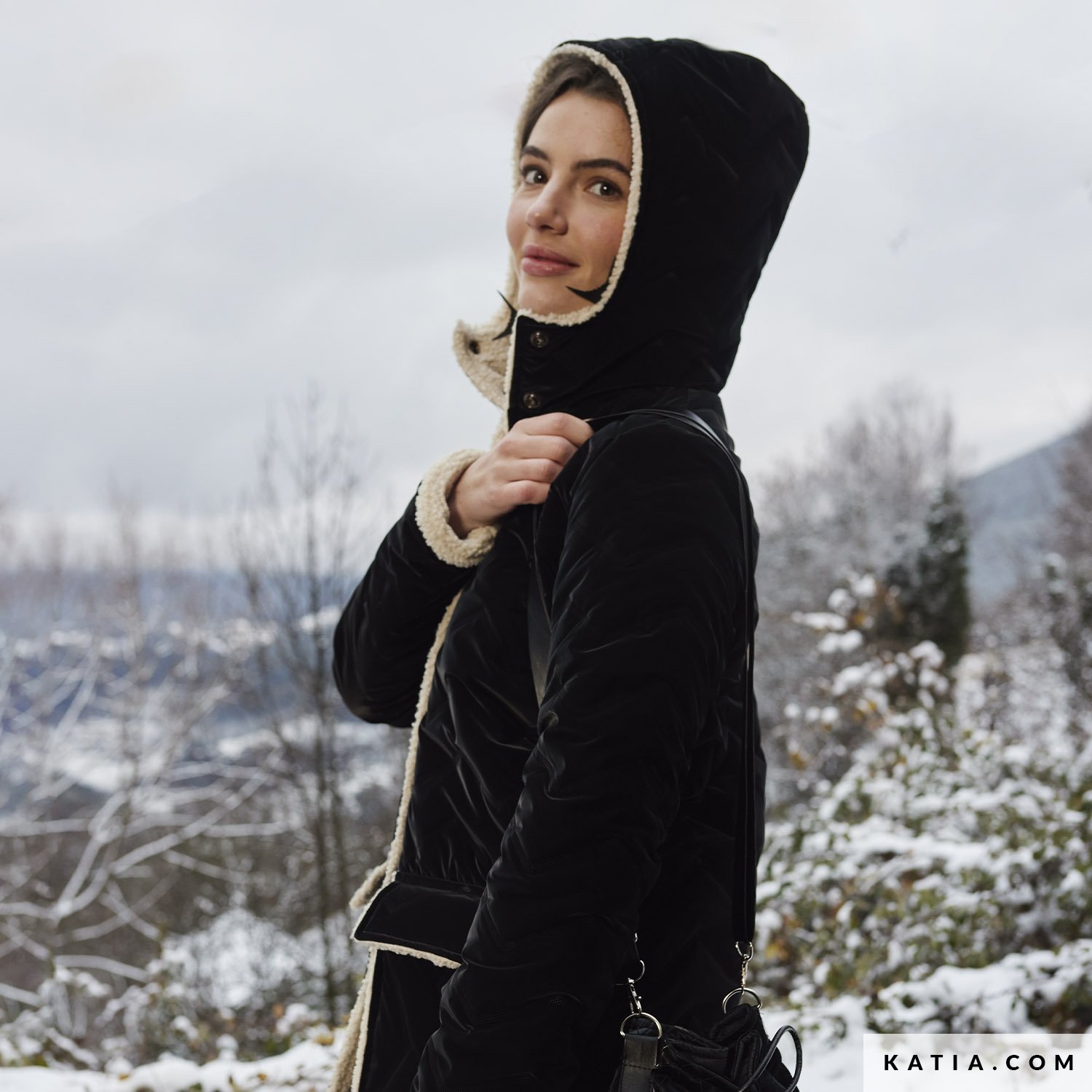 Black Peachskin padded technical fabric - Autumn / Winter | Katia.com