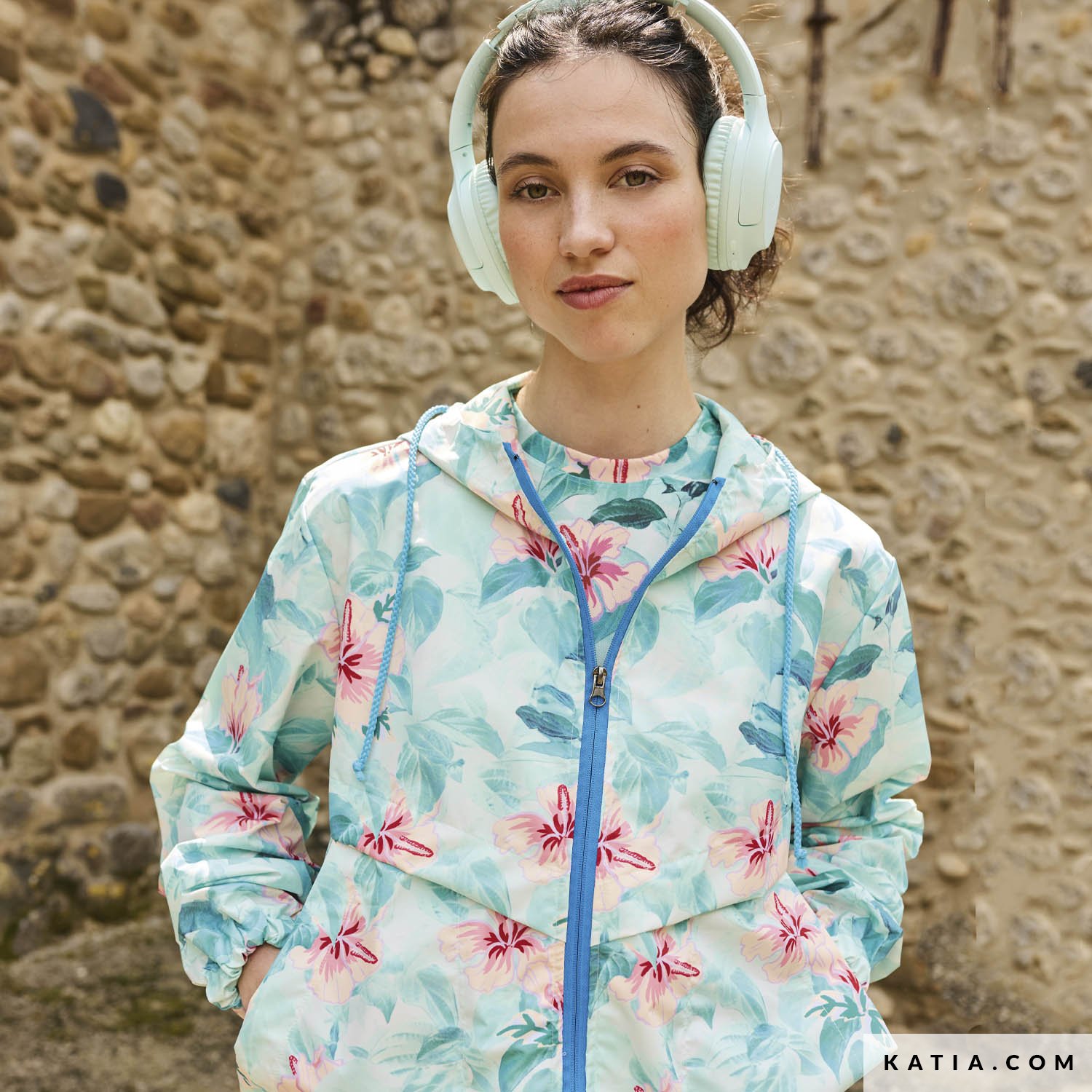 Tropical hibiscus print windbreaker fabric - Spring / Summer | Katia.com
