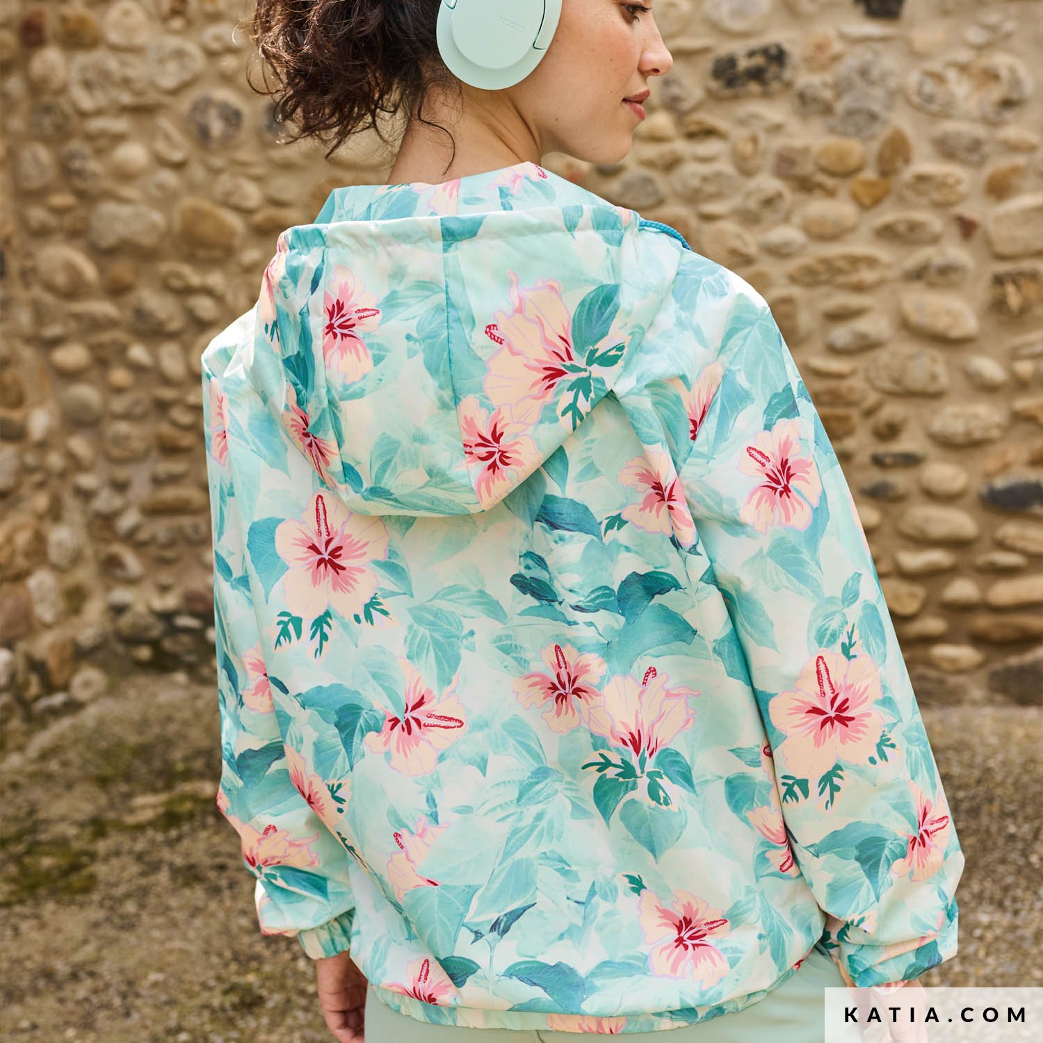 Tropical hibiscus print windbreaker fabric - Spring / Summer | Katia.com